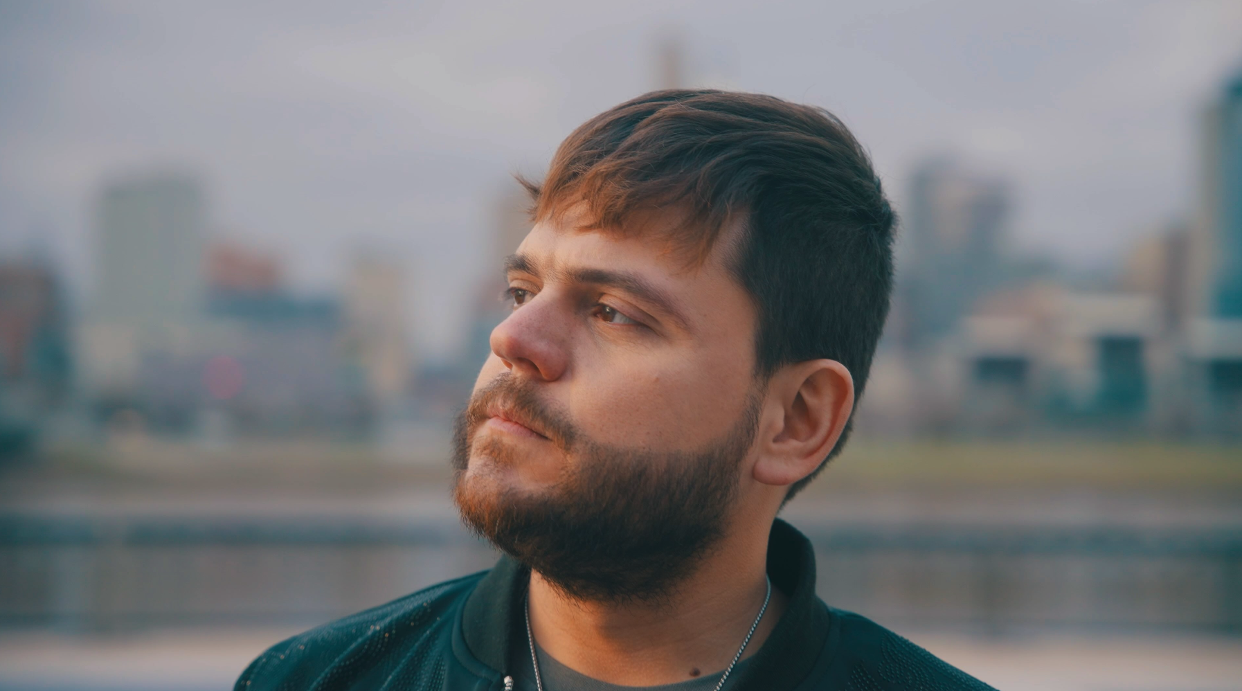 Gio McKinley reveals his intimate universe with the music video “The ...